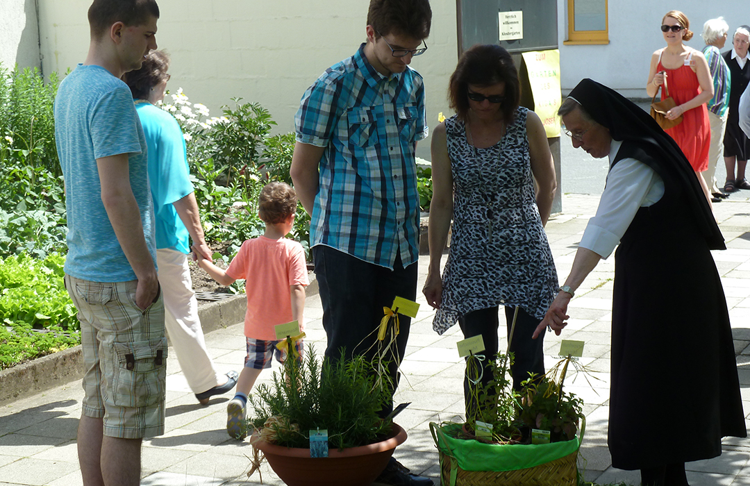 Pfarrfest in Weiden, Pfarrei St. Josef – und wir Schulschwestern waren voll dabei! – Arme ...