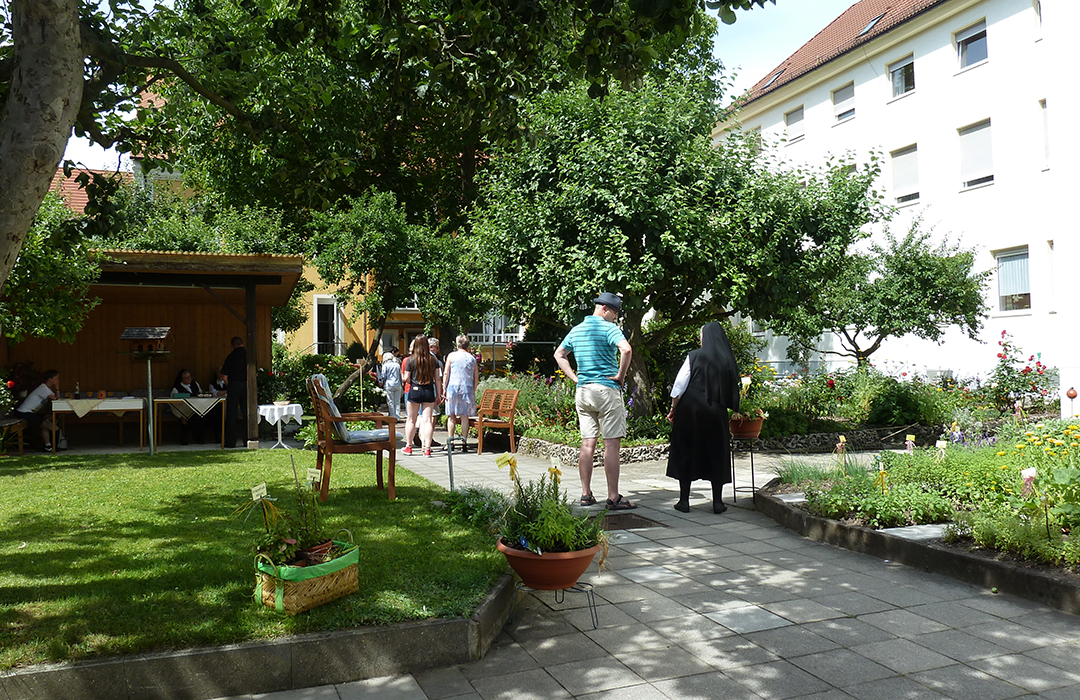 Pfarrfest in Weiden, Pfarrei St. Josef – und wir Schulschwestern waren voll dabei! – Arme ...