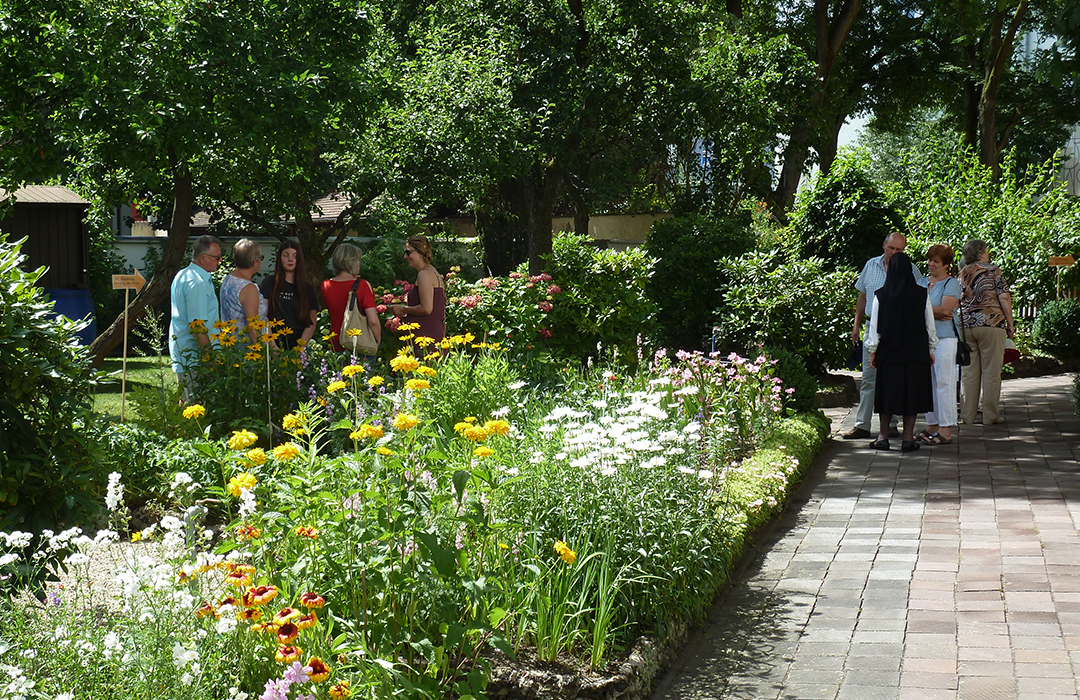 Pfarrfest in Weiden, Pfarrei St. Josef – und wir Schulschwestern waren voll dabei! – Arme ...