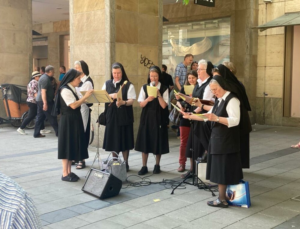 Pfarrfest in Weiden, Pfarrei St. Josef – und wir Schulschwestern waren voll dabei! – Arme ...