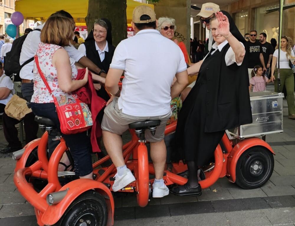 Pfarrfest in Weiden, Pfarrei St. Josef – und wir Schulschwestern waren voll dabei! – Arme ...